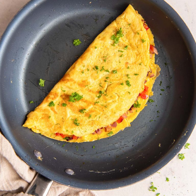 How to Make an Omelette ( Step-by-Step ) - Simple & Easy